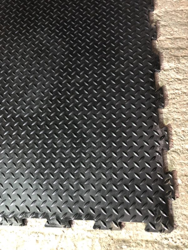 Interlocking Checker Plate design 1mx1mx12mm - Rubber Stable Mats UK ...